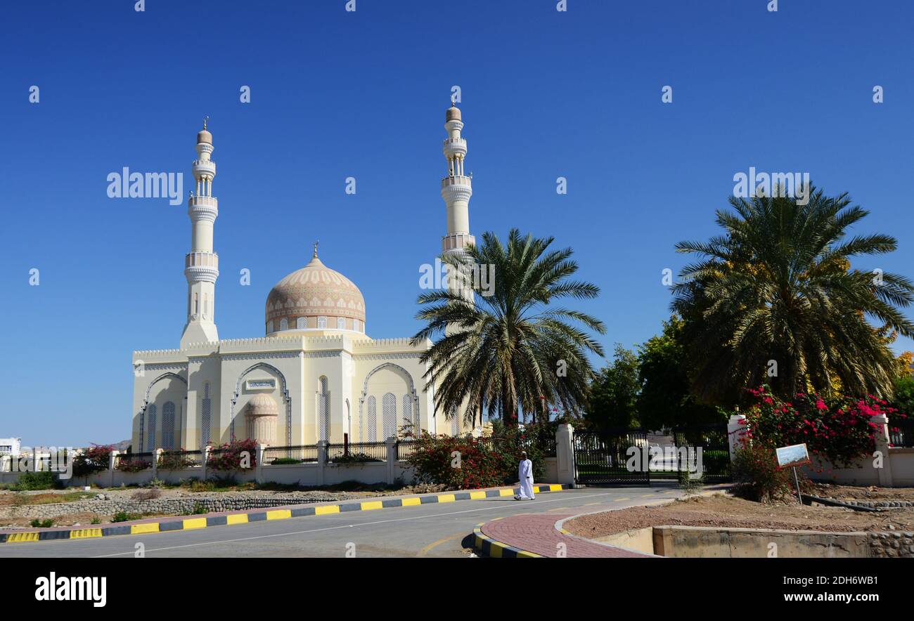 A beautiful Omani style mosque in Al Hazm, Oman Stock Photo - Alamy
