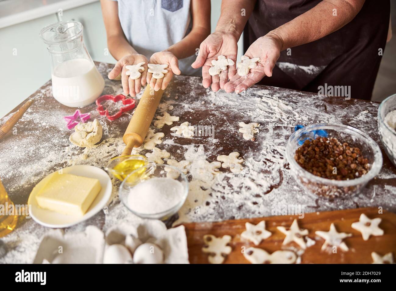 Cutting gingerbread men hi-res stock photography and images - Alamy