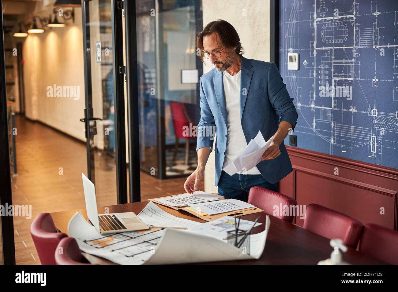 Sorting papers hi-res stock photography and images - Alamy