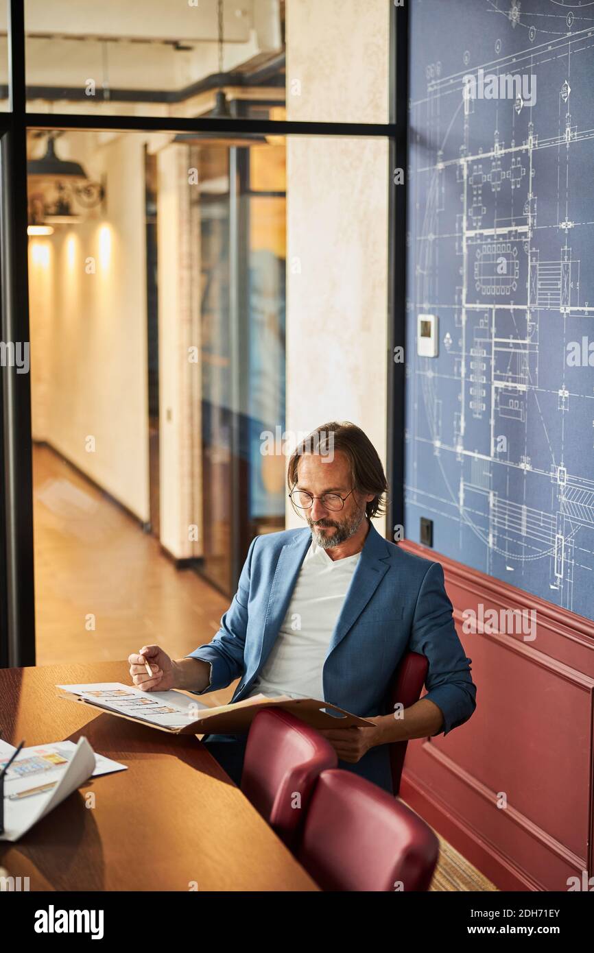 Employee desk supervisor not woman hi-res stock photography and images ...