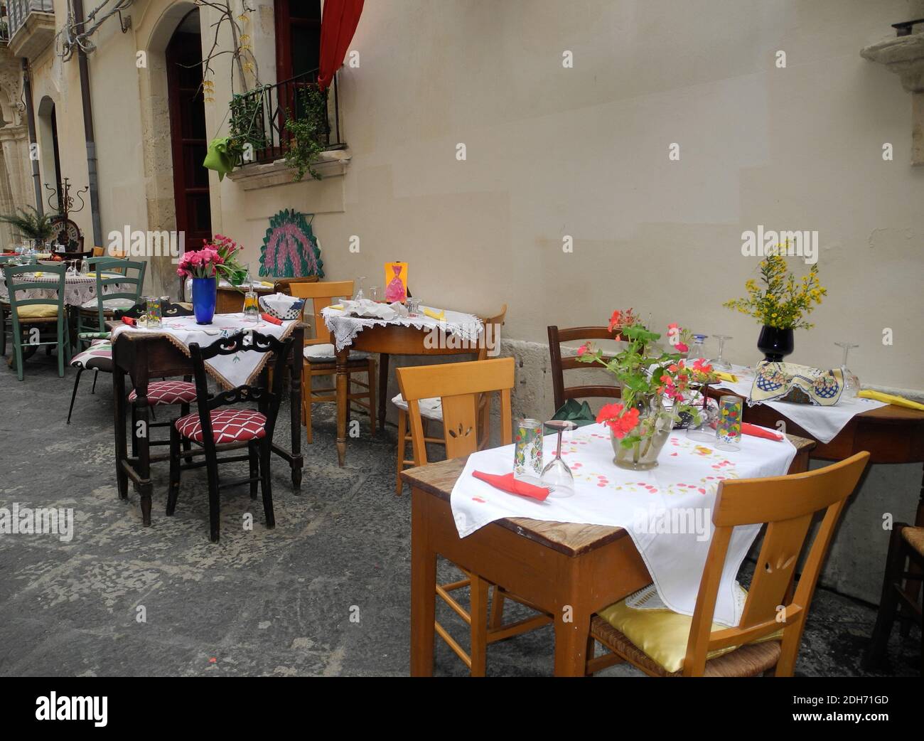 Street cafe in Syracuse Stock Photo - Alamy