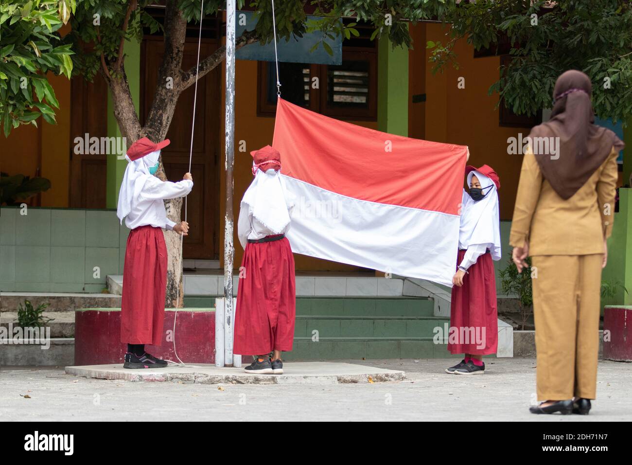 Raising flag rope hi-res stock photography and images - Alamy