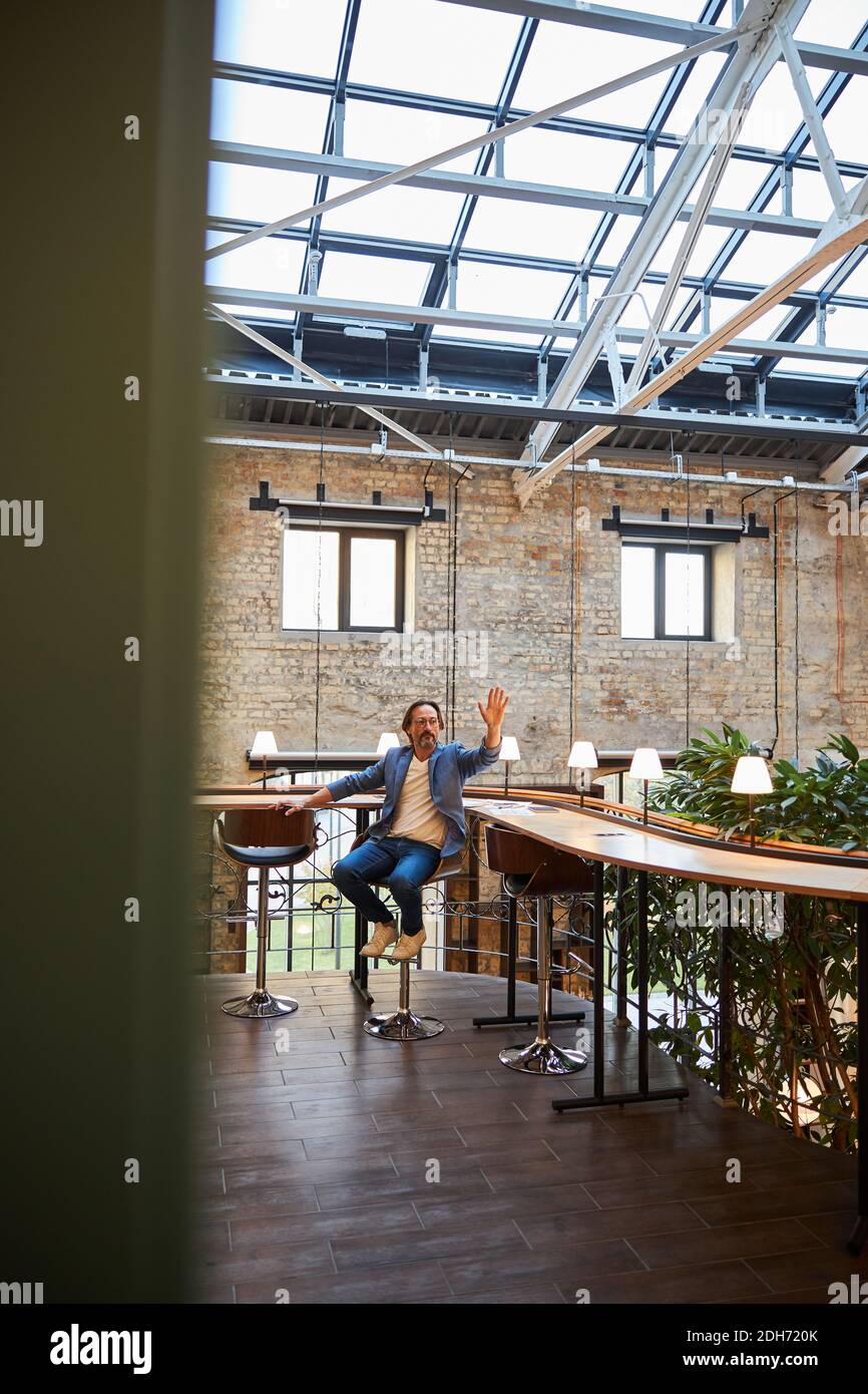 Man sitting alone loner hi-res stock photography and images - Alamy