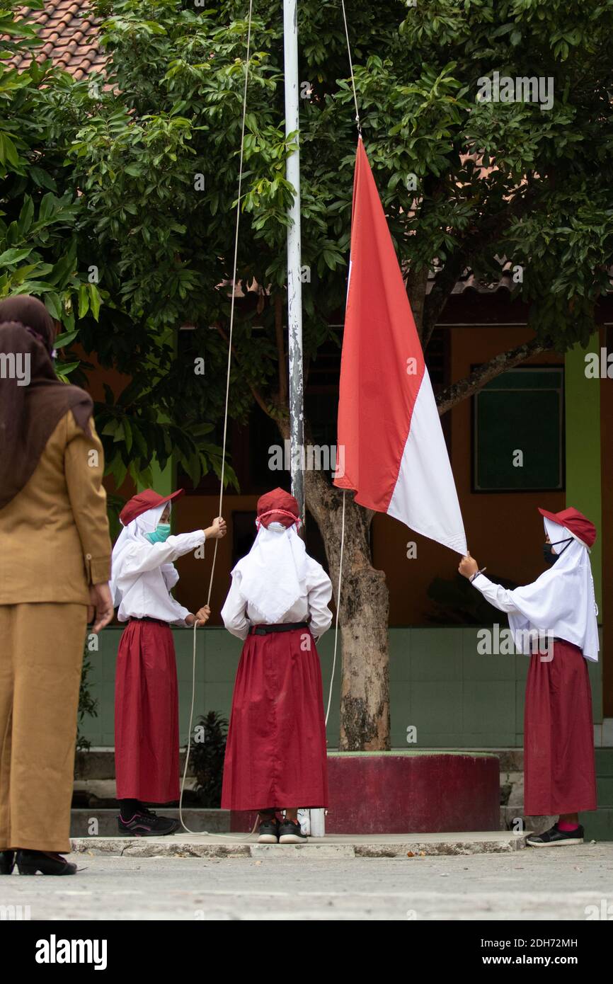 Raising flag rope hi-res stock photography and images - Alamy