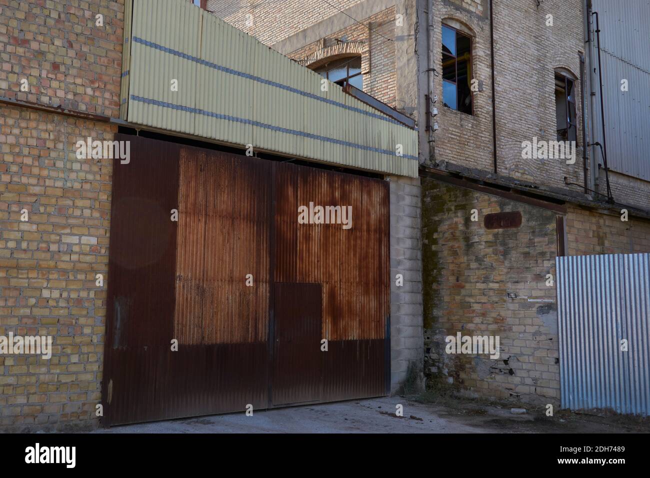 Ruin brick factory hi-res stock photography and images - Alamy