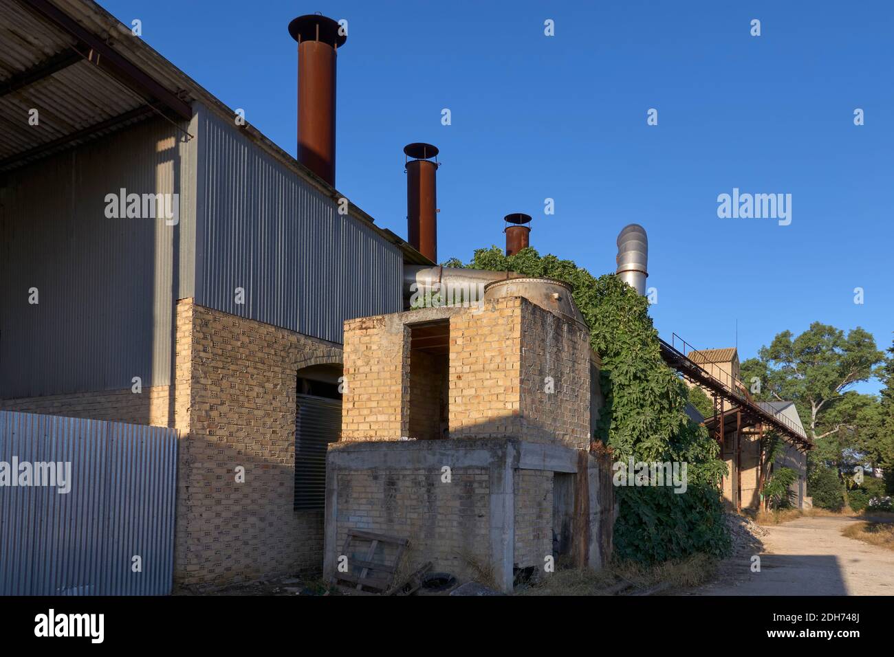 Ruin brick factory hi-res stock photography and images - Alamy