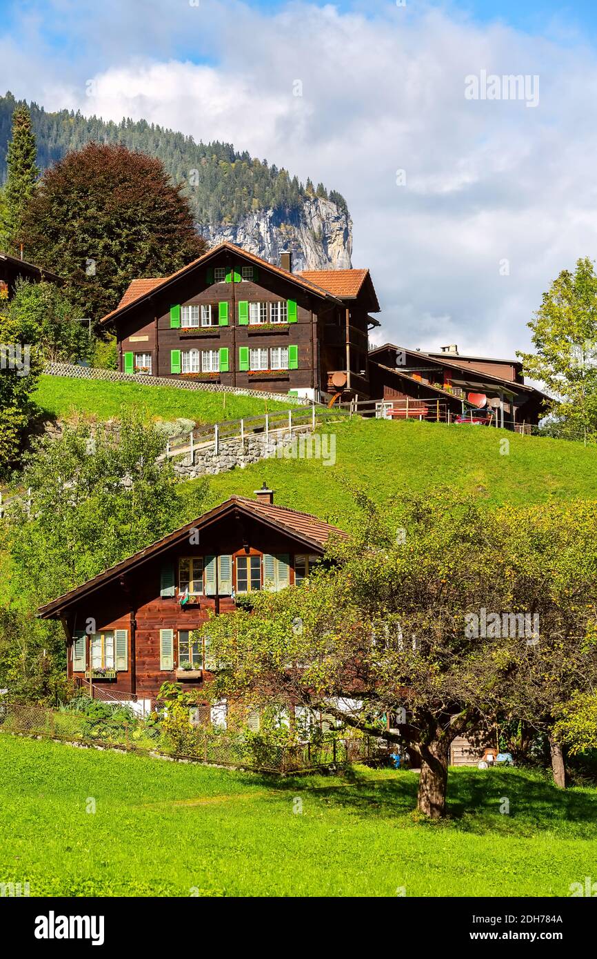 Alpine houses hi-res stock photography and images - Alamy