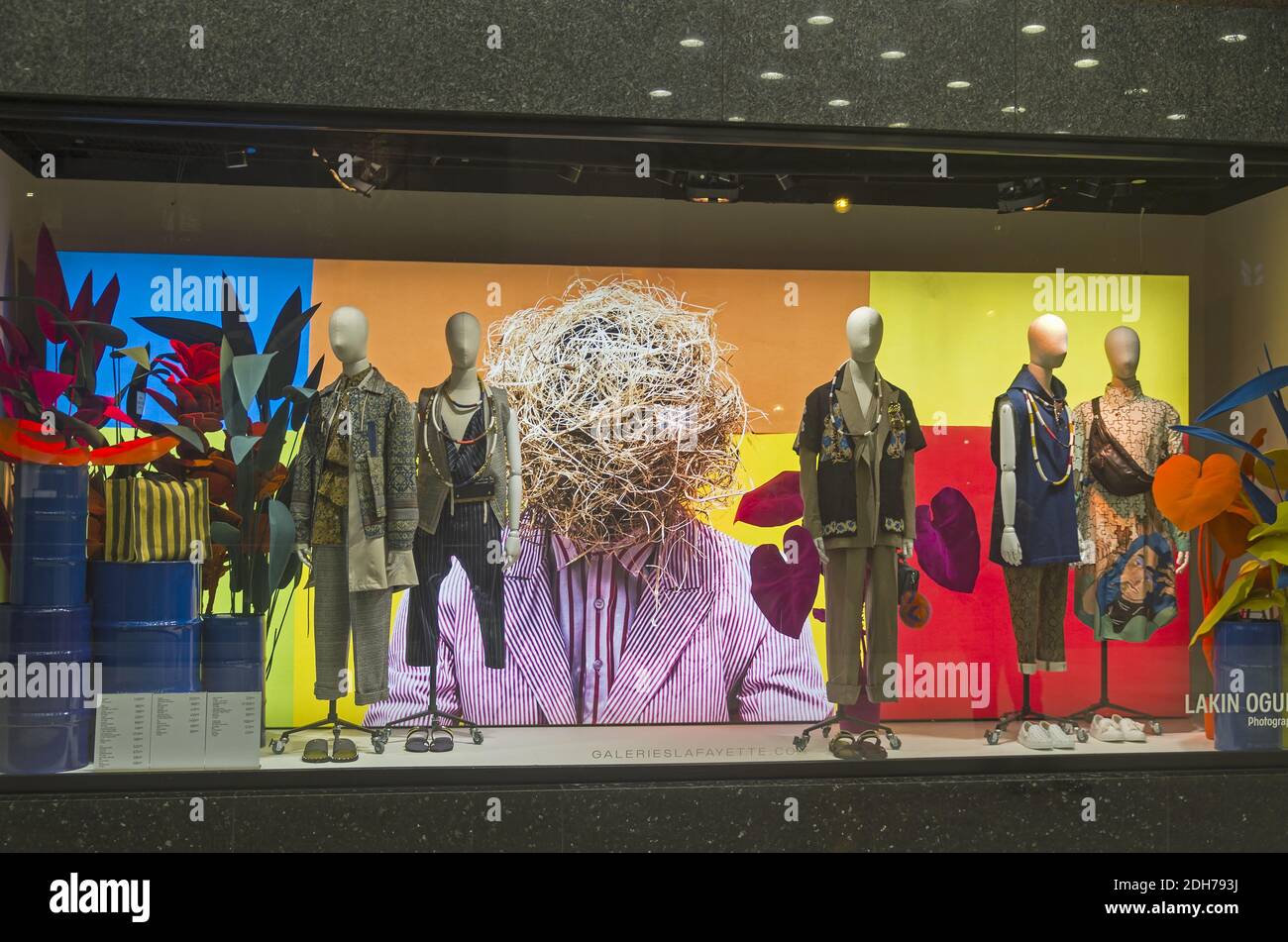 Mannequins in the showcase of a department store in Paris Stock Photo ...