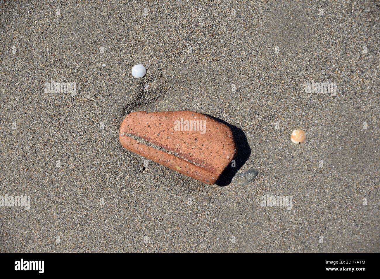 Pebble on a sand star Stock Photo - Alamy