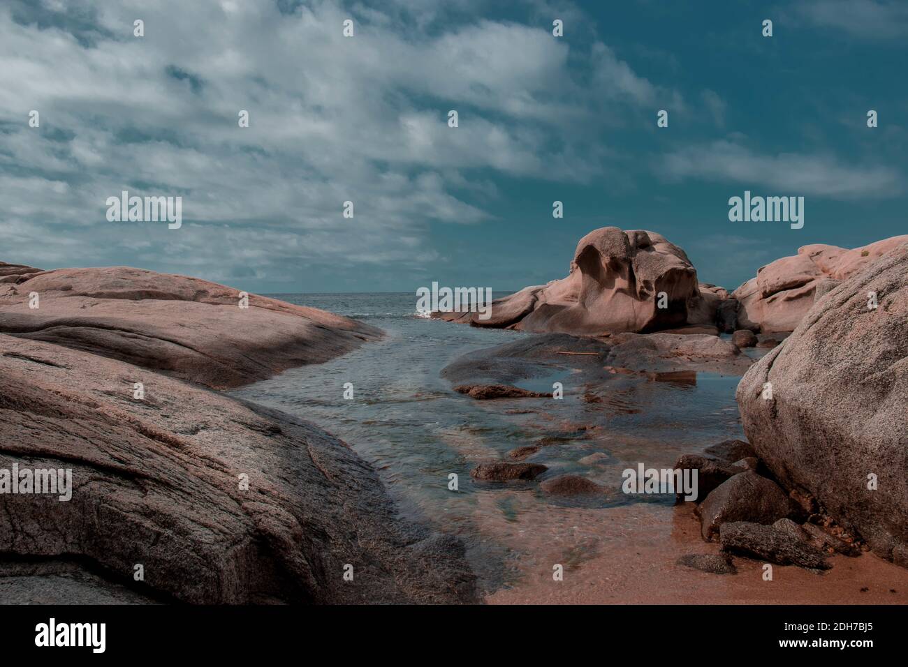 Cala y cielo azul hi-res stock photography and images - Alamy