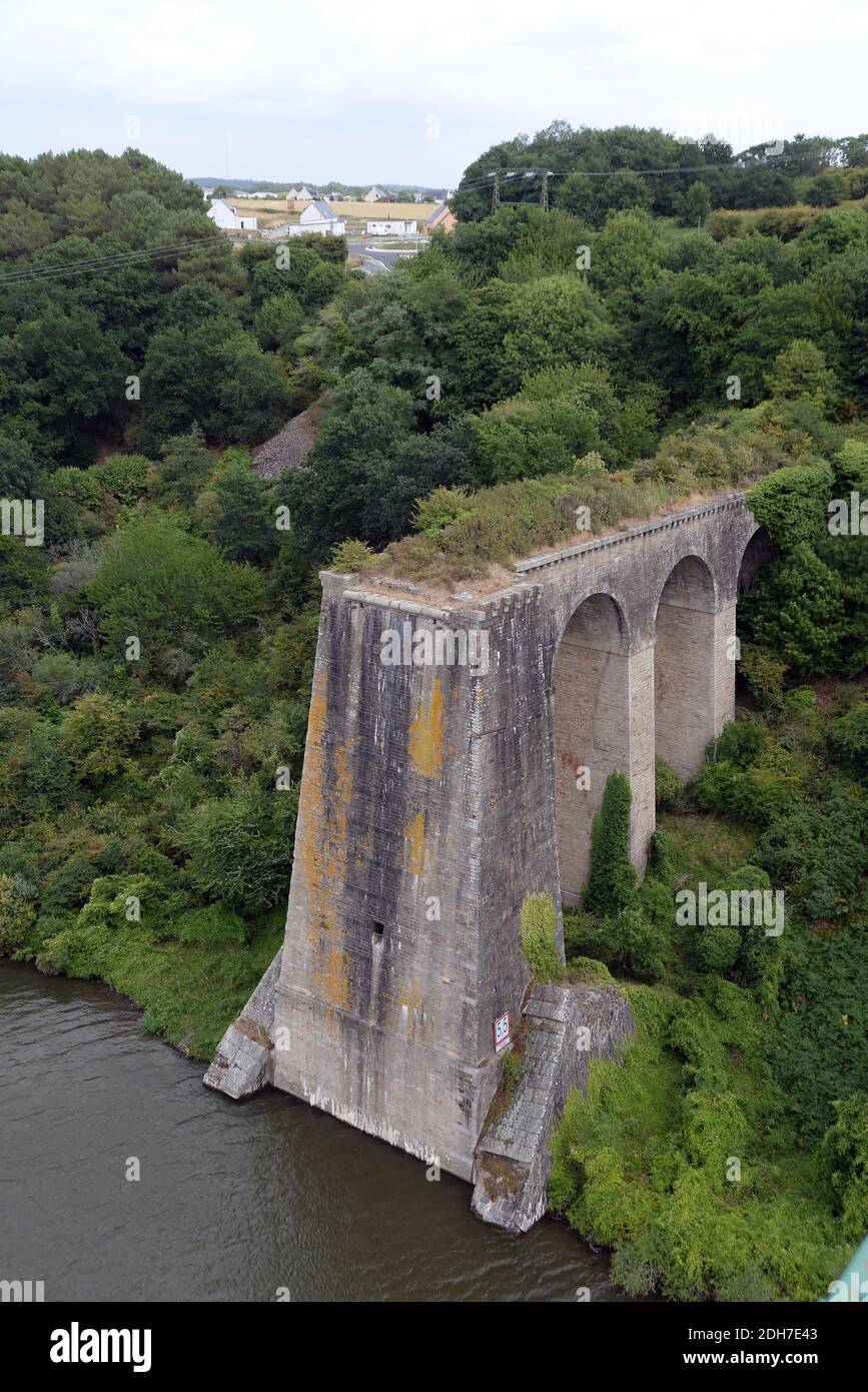 Old bridge at La Roche-Bernard, Brittany Stock Photo - Alamy