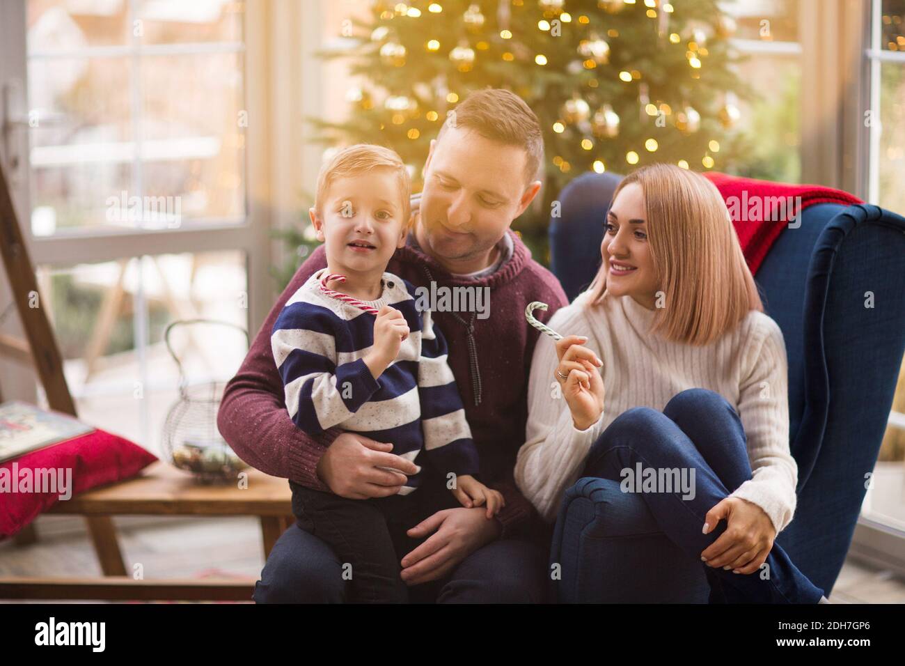 Family atmosphere hi-res stock photography and images - Alamy