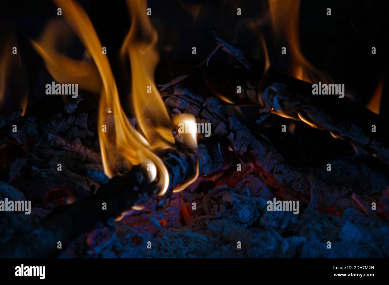 Campfire in the dark hi-res stock photography and images - Alamy