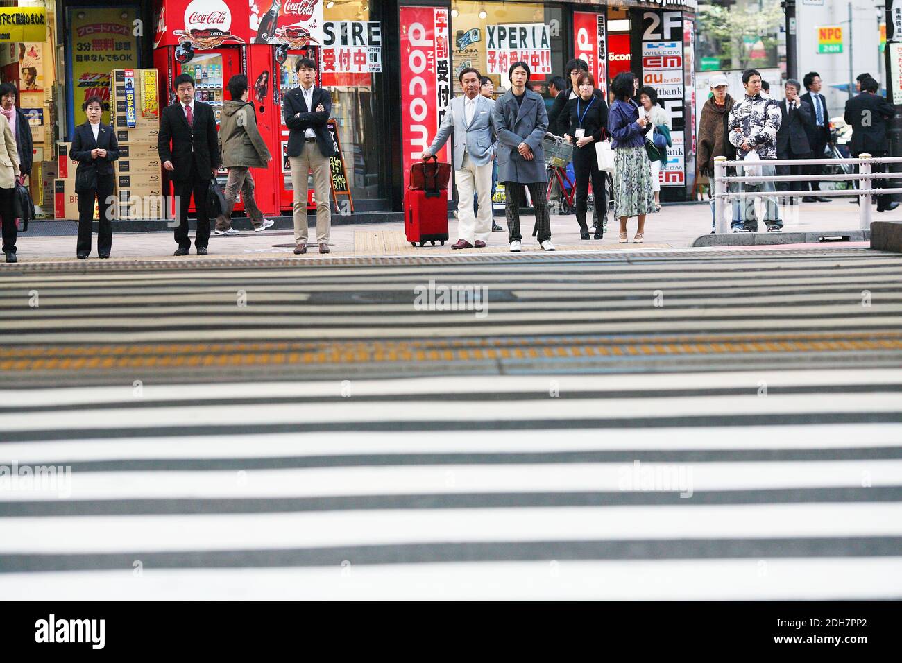 Japanese people waiting crossing street at crosswalk, Tokyo, Japan ...