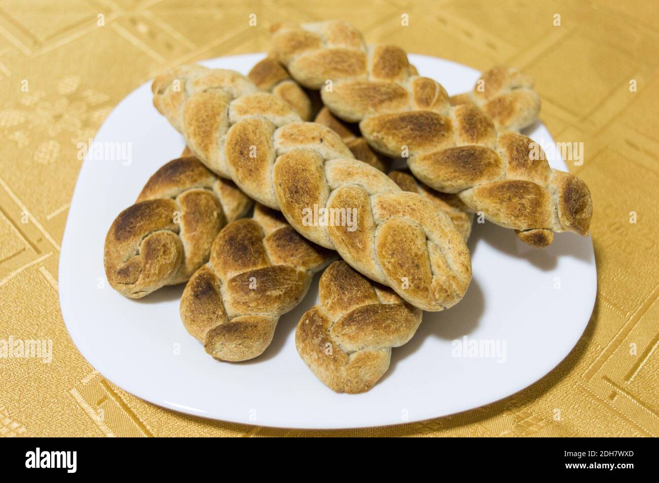 The bread of wholemeal flour made in my house in the shape of a braid ...