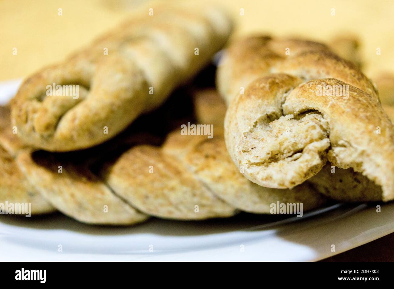 The bread of wholemeal flour made in my house in the shape of a braid ...