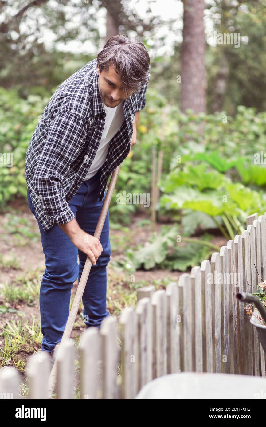Farmer weeding hi-res stock photography and images - Alamy