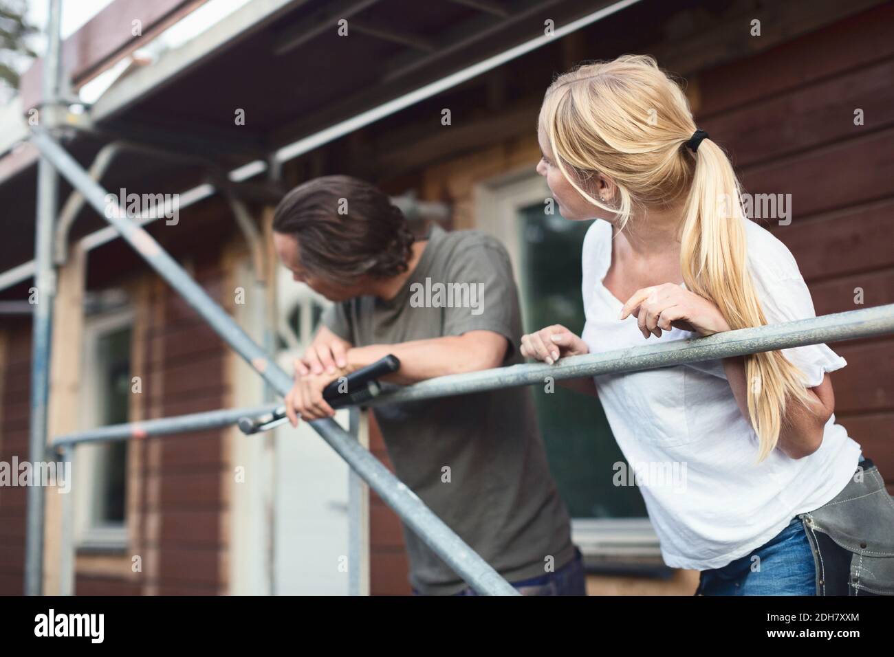 Men working on scaffolding hi-res stock photography and images - Alamy