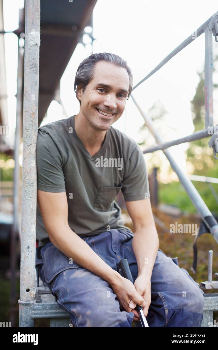 Man on scaffolding hi-res stock photography and images - Alamy