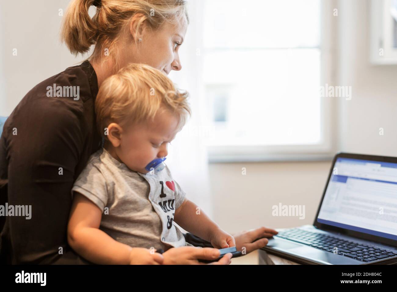 Home screen laptop hi-res stock photography and images - Alamy