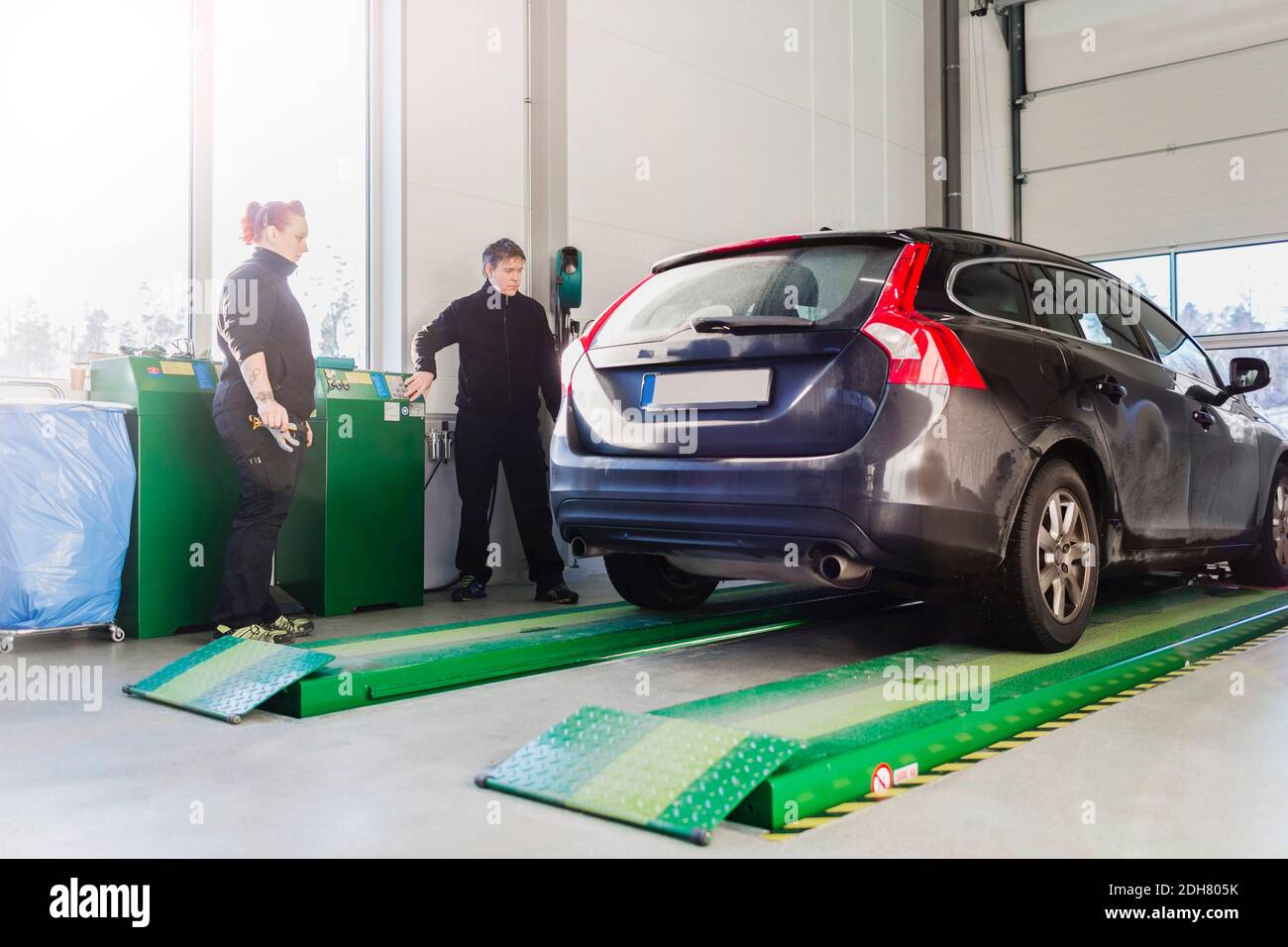 Car lift shop hi-res stock photography and images - Alamy