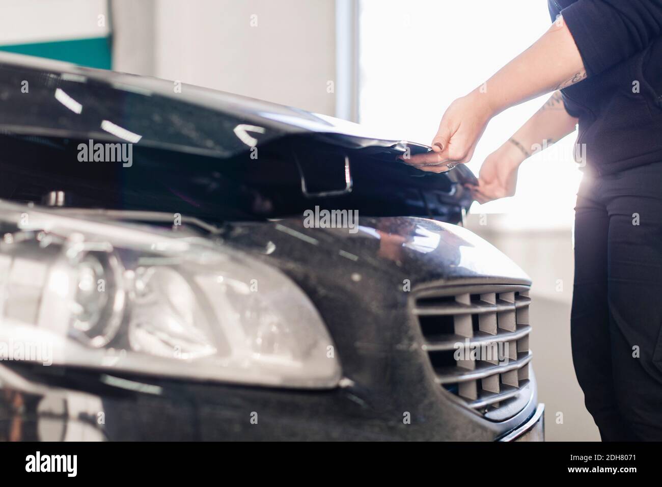 Repairing cars hi-res stock photography and images - Alamy