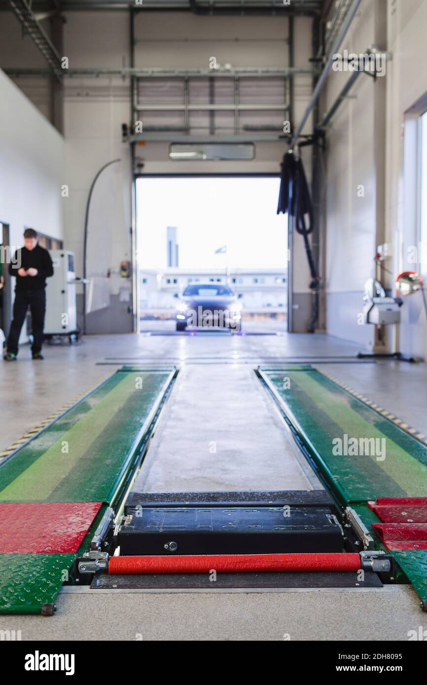 Car workshop entrance hi-res stock photography and images - Alamy