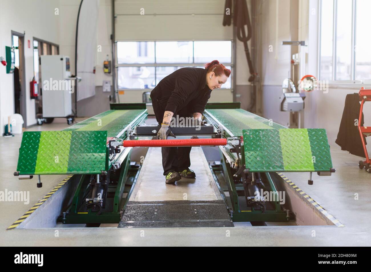 Car lift mechanic hi-res stock photography and images - Alamy