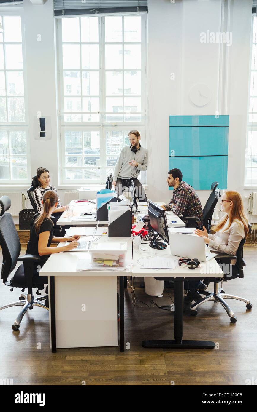 Corporate business office desks hi-res stock photography and images - Alamy