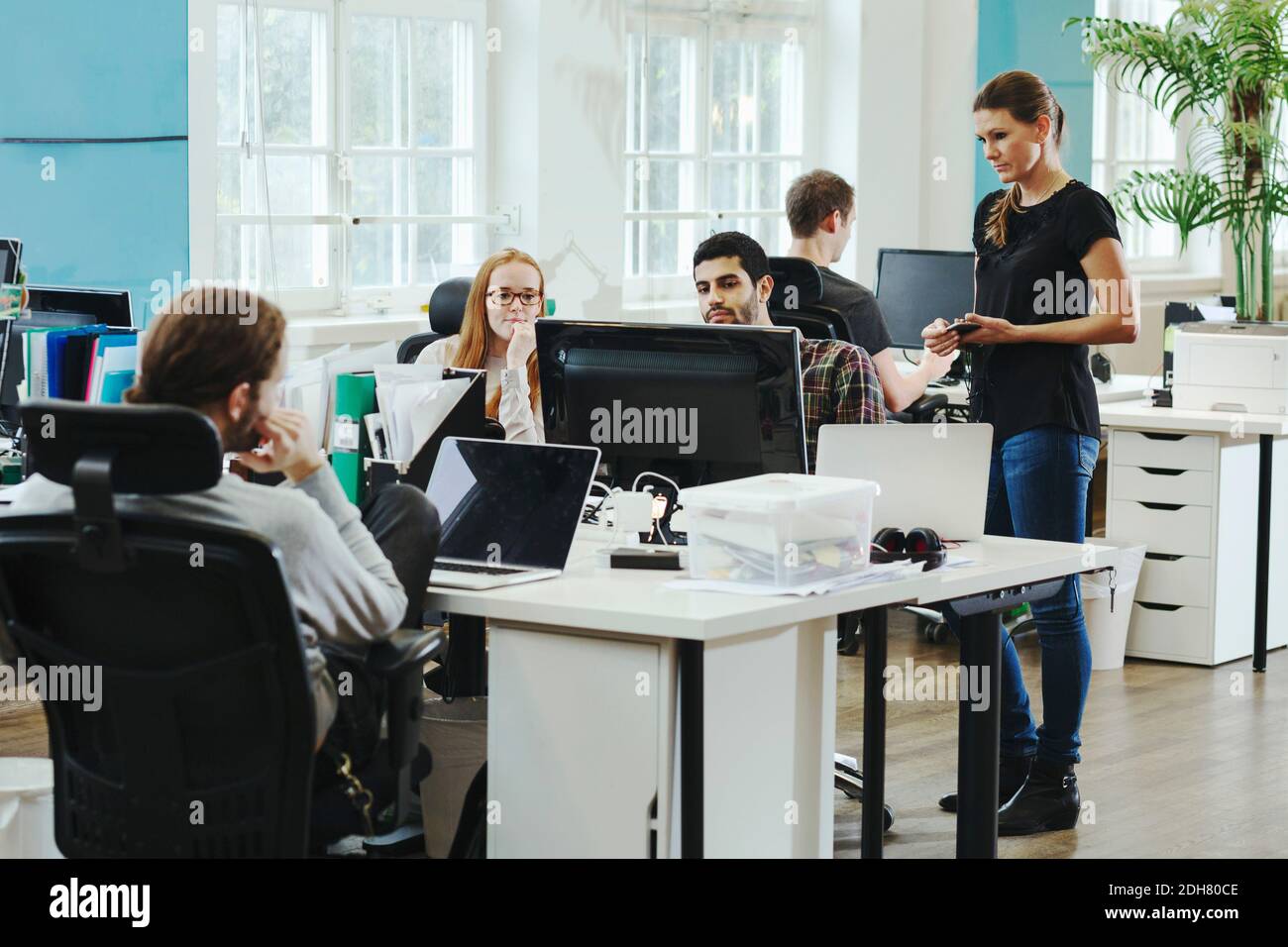 Five people working hi-res stock photography and images - Alamy