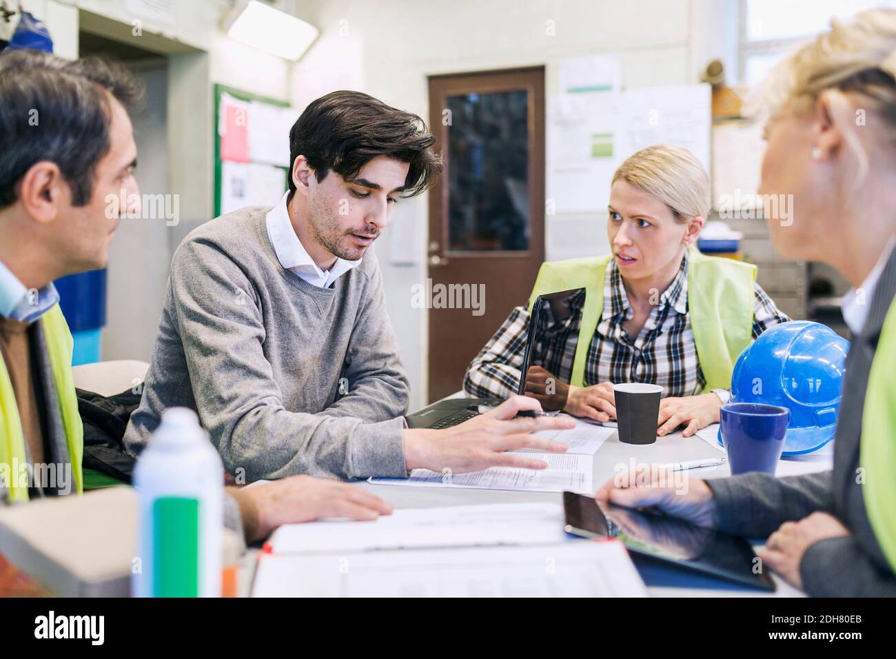 Group discussion table hi-res stock photography and images - Alamy