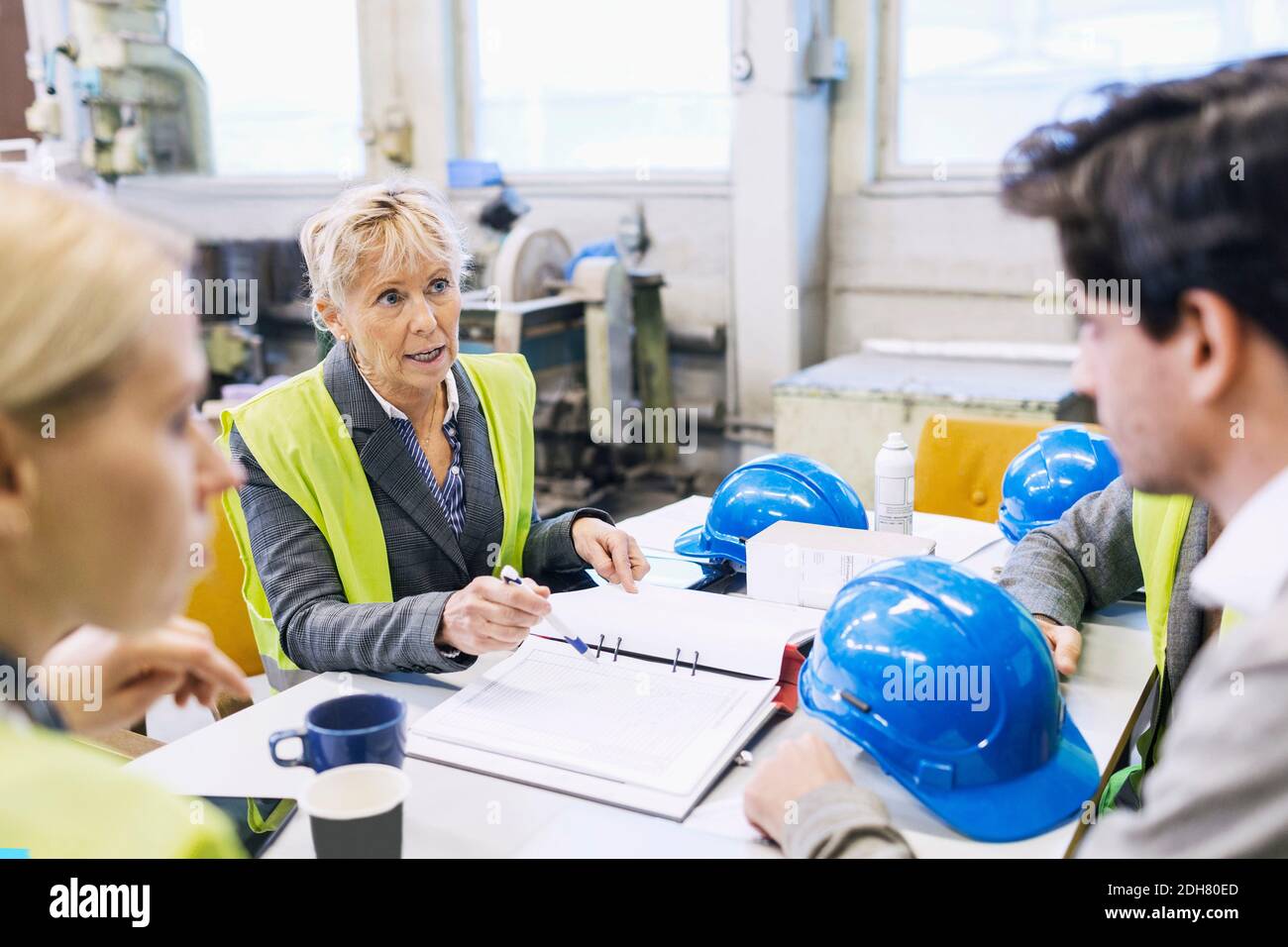 Group discussion table hi-res stock photography and images - Alamy