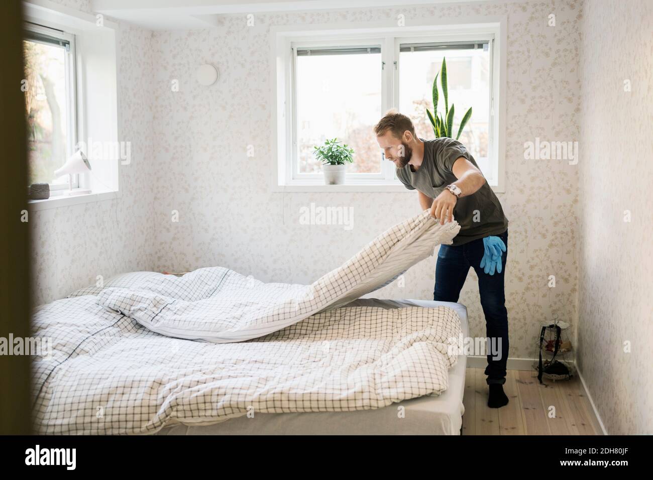 Making bed sheets hi-res stock photography and images - Alamy