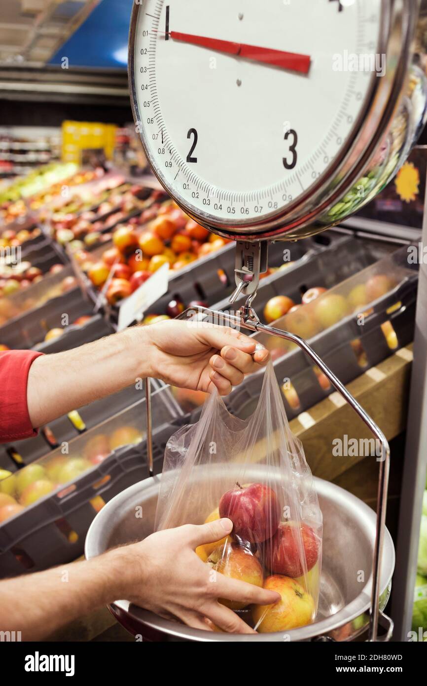 Weighing objects hi-res stock photography and images - Alamy