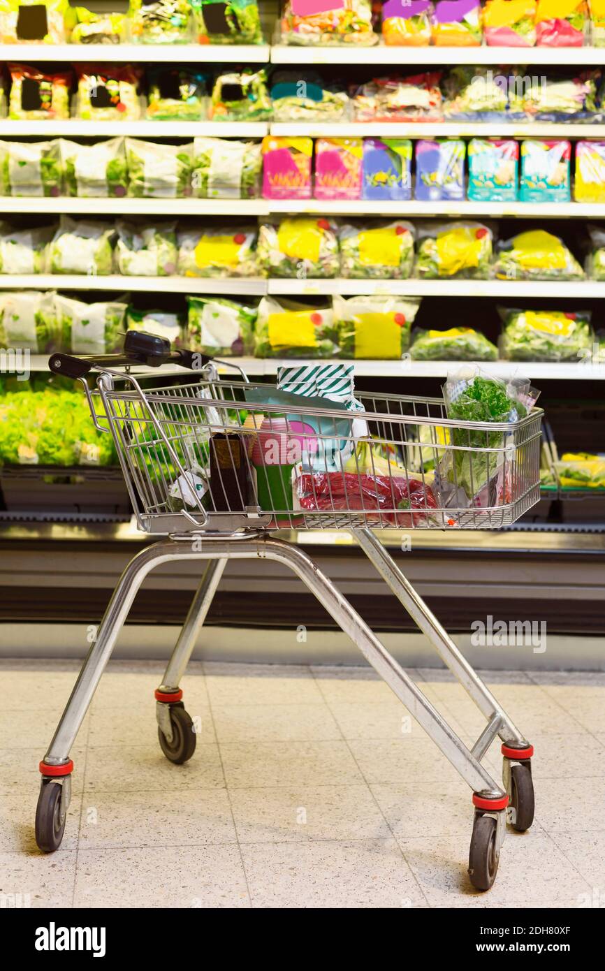 Shopping cart convenience store hi-res stock photography and images - Alamy