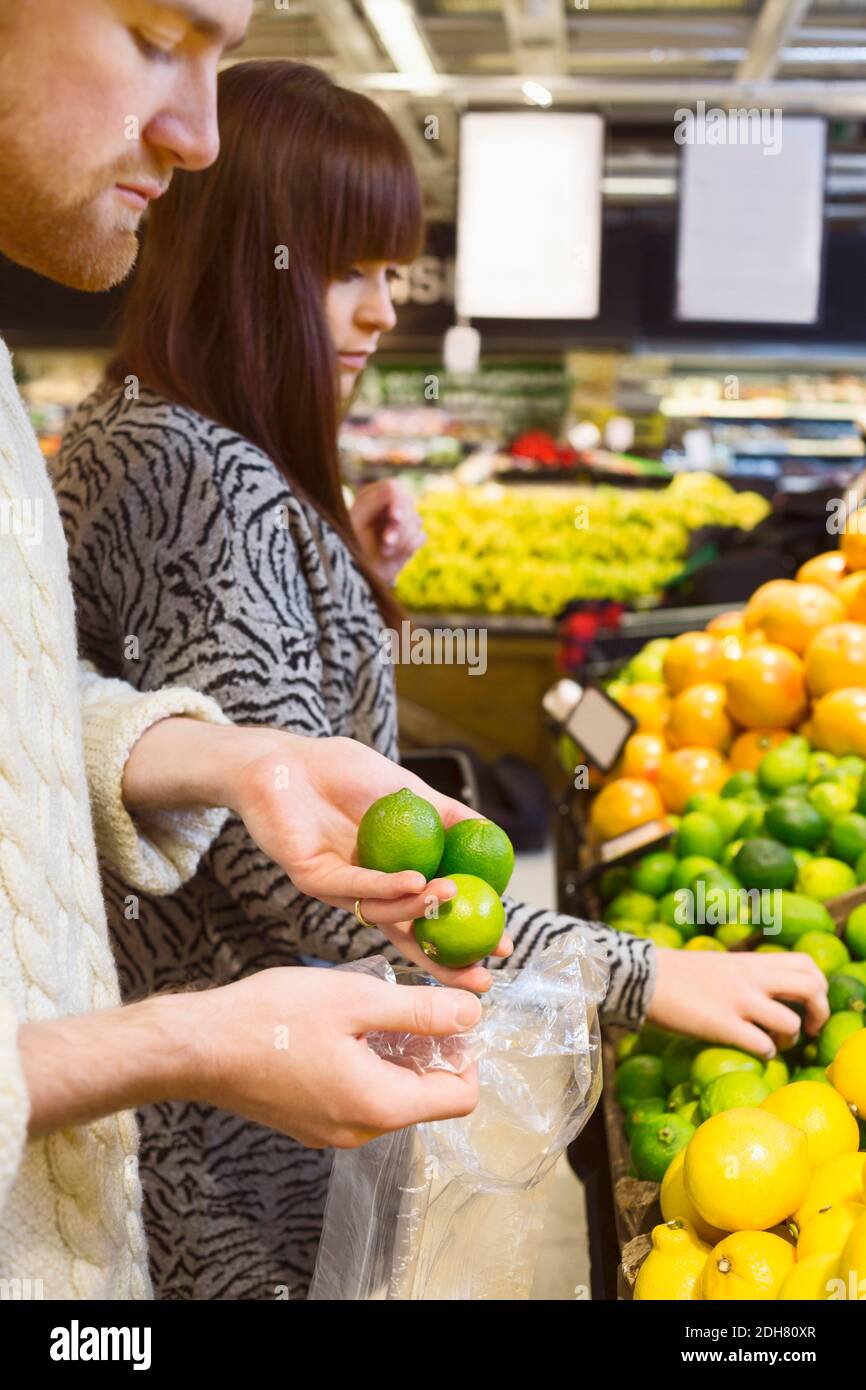 Young couple choosing fruits at supermarket Stock Photo - Alamy Young couple choosing fruits at supermarket Stock Photo - Alamy
