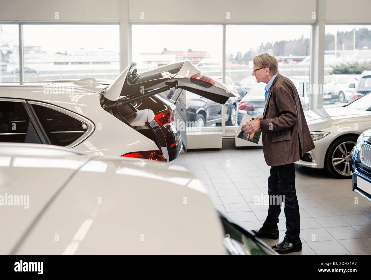 Car shopping senior hi-res stock photography and images - Alamy