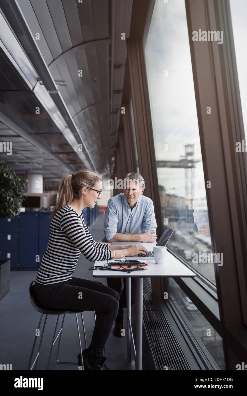 Two people side by side table hi-res stock photography and images - Alamy
