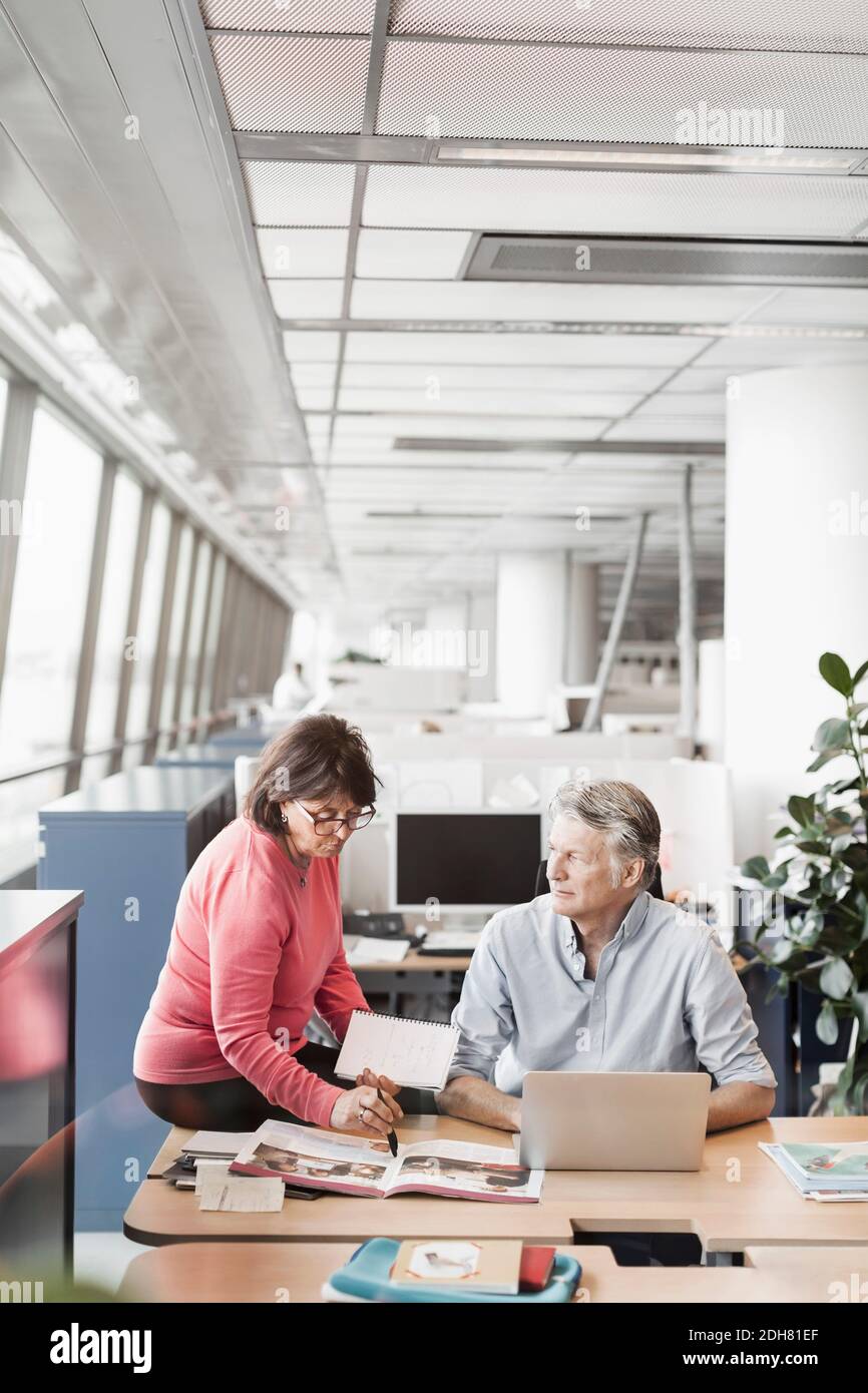 50 men working desk hi-res stock photography and images - Alamy