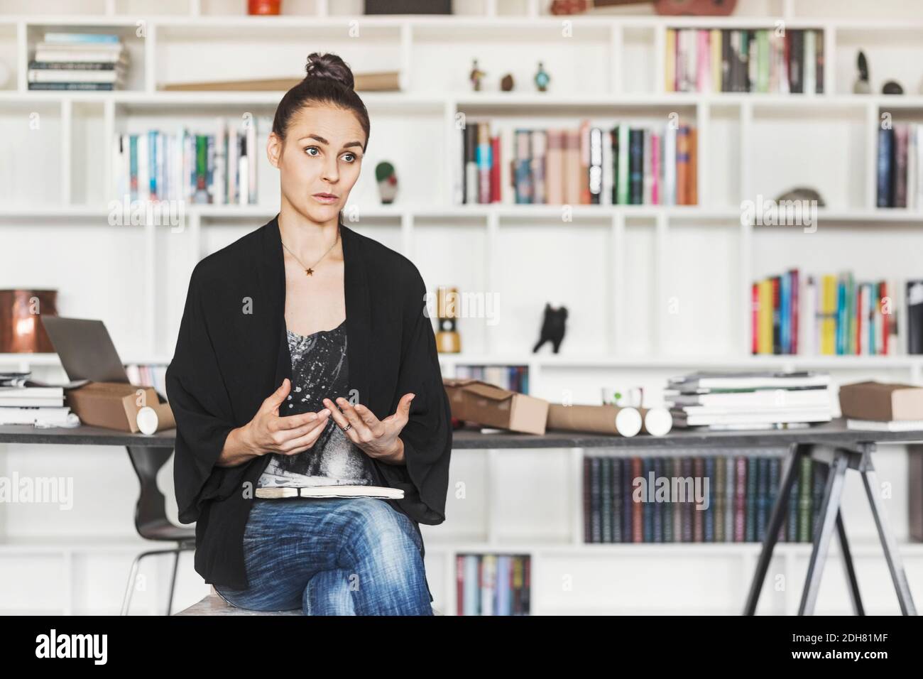 Person explaining art hi-res stock photography and images - Alamy