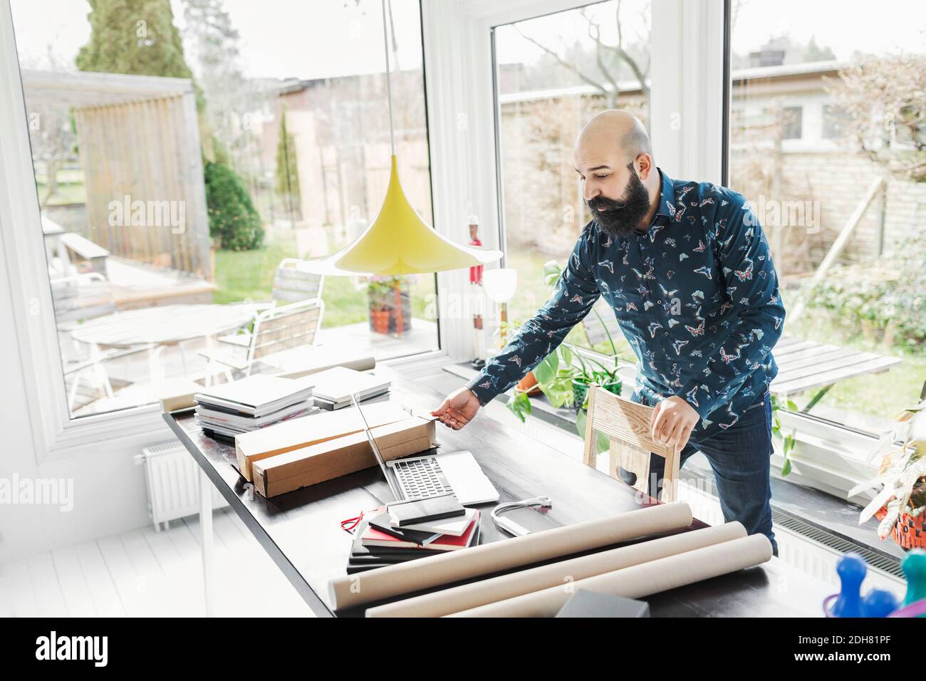 Office with window hi-res stock photography and images - Alamy