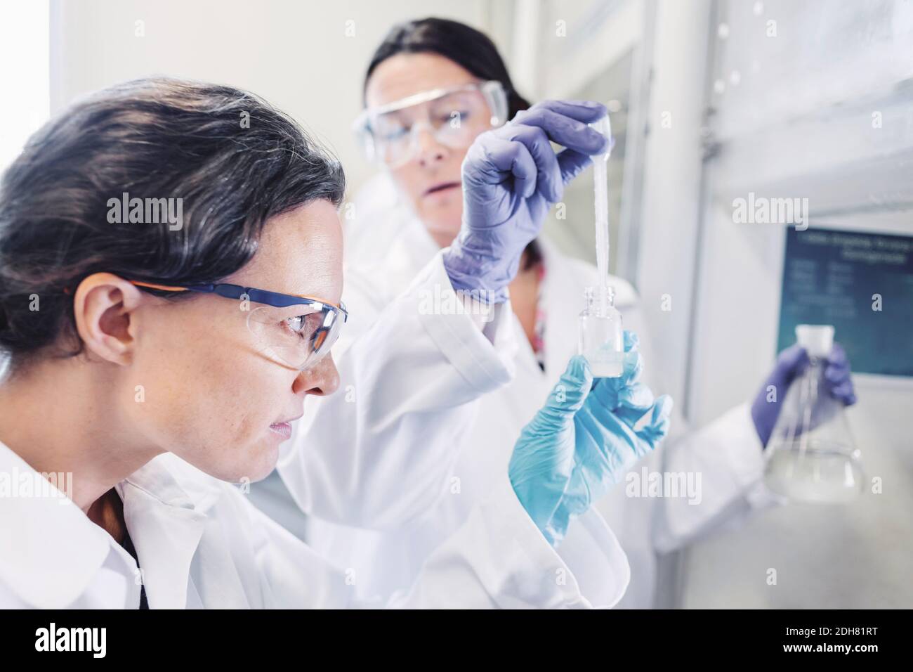 Women in chemical laboratory hi-res stock photography and images - Alamy