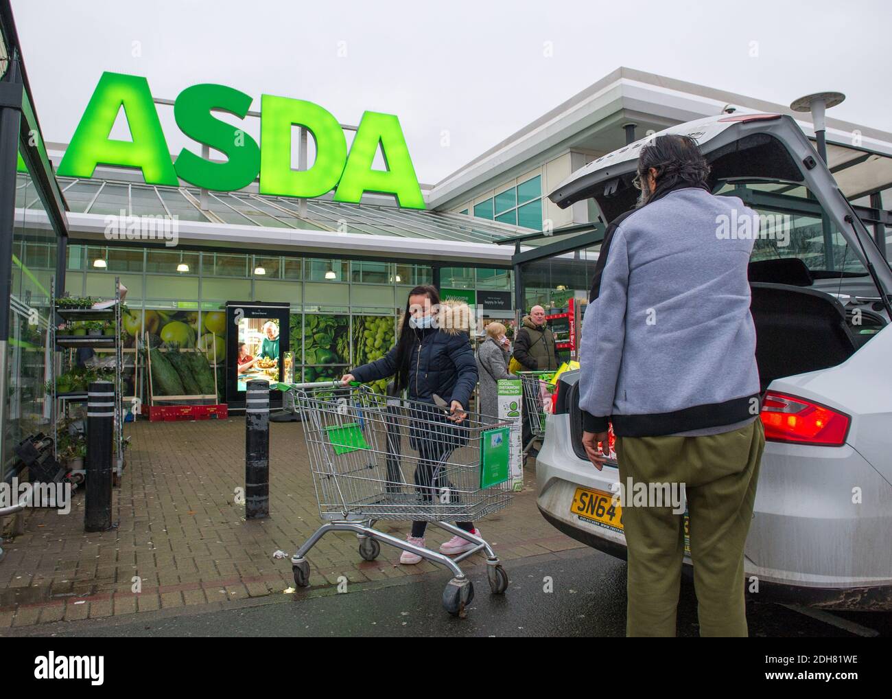 Asda closing shops on boxing day hi-res stock photography and images ...