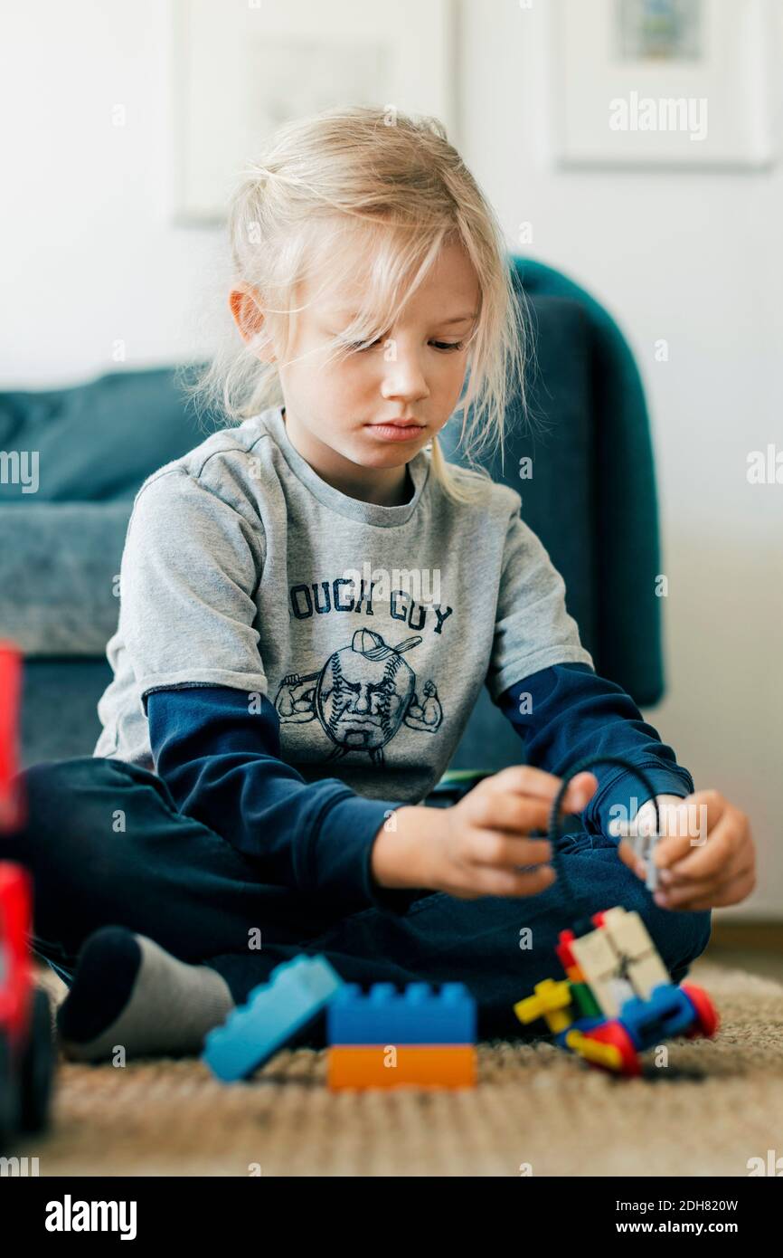 Girls playing game on sofa hi-res stock photography and images - Alamy