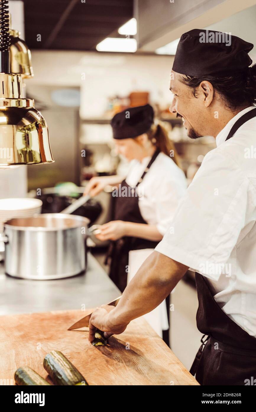 Två kockar förbereder gryta i storkök Stock Photo - Alamy