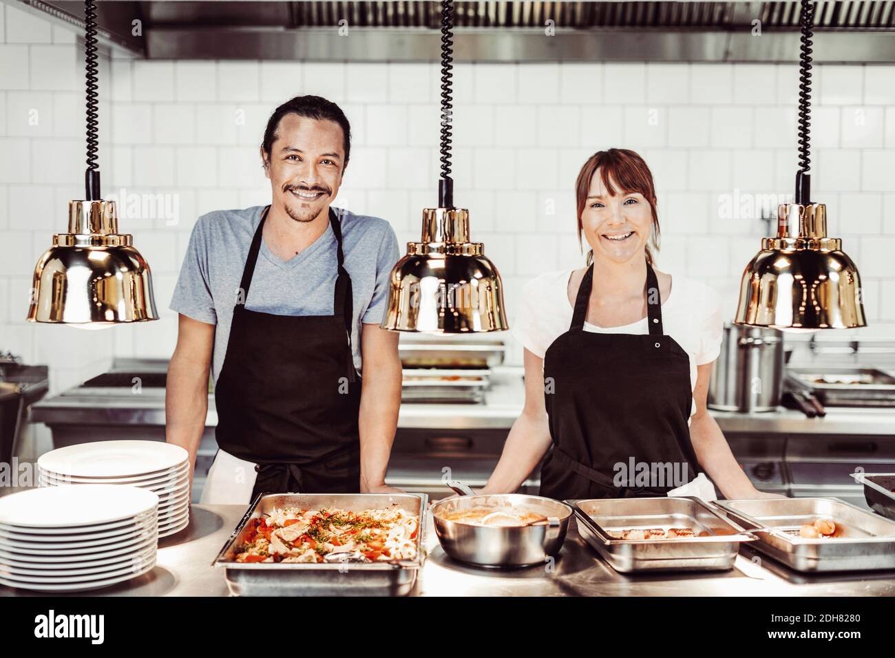 Glad kvinna och man i restaurangkök Stock Photo - Alamy