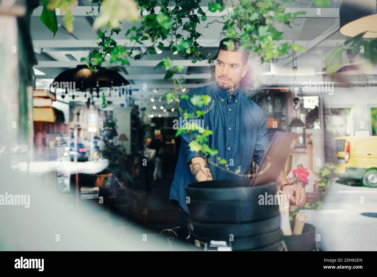 View through shop window hi-res stock photography and images - Alamy