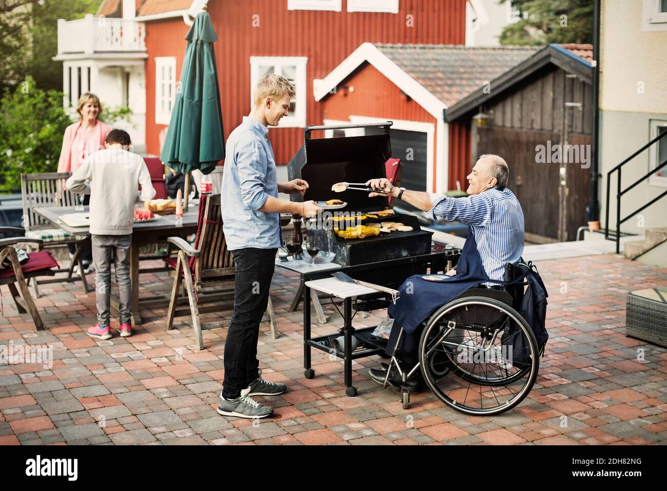 Disabled people cooking hi-res stock photography and images - Alamy