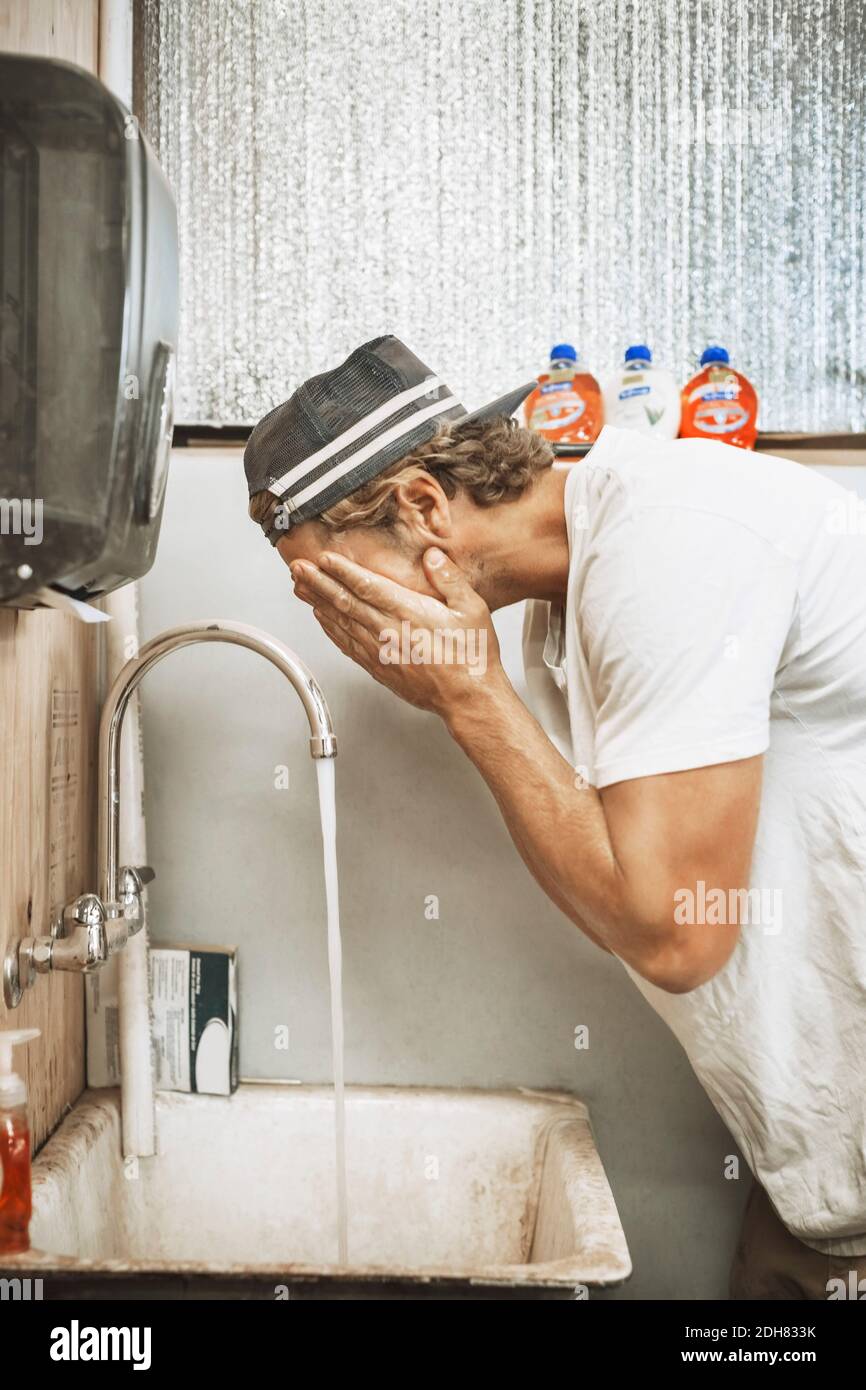 Face washing machine hi-res stock photography and images - Alamy