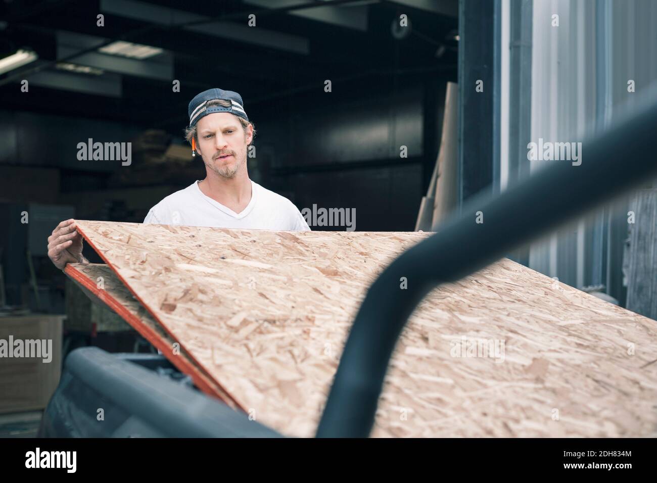 Carpenter loading wooden planks in pick-up truck Stock Photo - Alamy